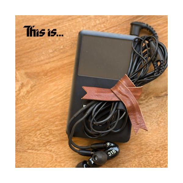 ●薄い上質なレザーの中にワイヤーが入り込まれているので自由自在に形を変える事ができ、その形をキープすることができます。●ケーブルや鍵などをまとめておくことで、鞄の中などで絡まる事を回避でき、尚且つオシャレなアイテムとして収納することができま...