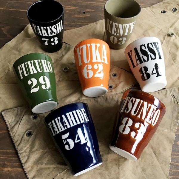 カップに職人が手作業にて名前と数字をお入れいたします。ARMYなデザインとなっております。カップ1個の価格となります。カラー茶色・ブルー・ミドリ・オレンジ・白・黒・カーキ 各色からお選びください。名入れについて（必ずご明記下さい）ローマ字大...