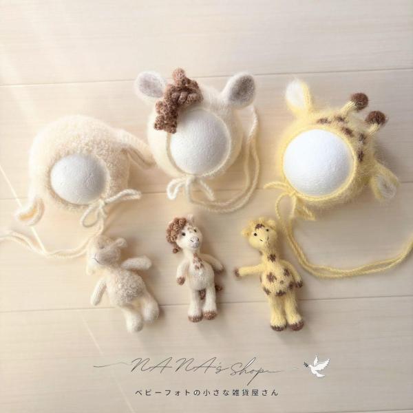 ニューボーンフォトにピッタリな、フワフワ帽子とあみぐるみのセットになります??ボンネットは、ニューボーンフォト、お食い初め、百日祝いの記念日の、記念写真にピッタリ♪セルフ撮影でも、可愛く撮れます！あみぐるみと、ボンネットは同じ毛糸を使ってる...