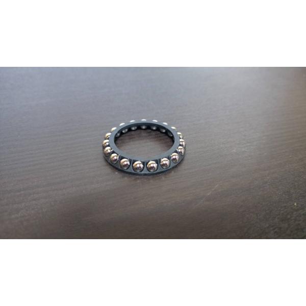 ステアリングステム(三つ又)とフレームの可動部のベアリングです。ハンドルを左右に切った際、引っ掛かりや動きの鈍さがあった場合はここをチェックしたいところ。グリス切れ程度であればグリスアップして終わりですが、レース部分に打痕があった場合や、サ...