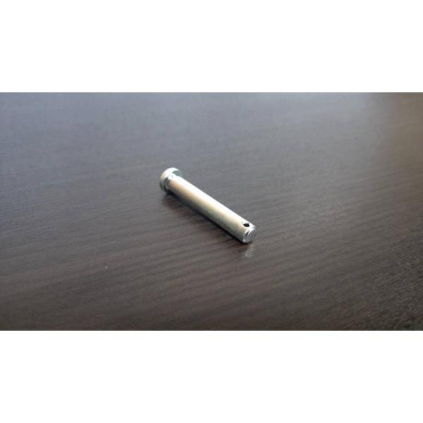 ピリオンステップの可動部分のピンです。サビや曲がりで動きが悪くなってきたら交換してはいかがでしょうか。1本単位での販売となるため、1台分(2本)をご希望の場合は数量「2」でご注文下さい。【適合車種】スーパーカブ110(JA07/JA44)※...