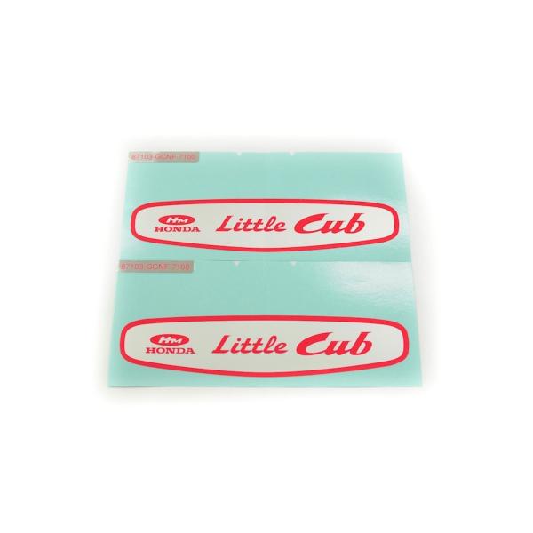 シート下のフレームに貼られている「Little Cub」マークです。強力なステッカーです。貼付ける面をよく脱脂してから貼りつけて下さい。※ホンダ純正部品※マーク2枚のセット価格です