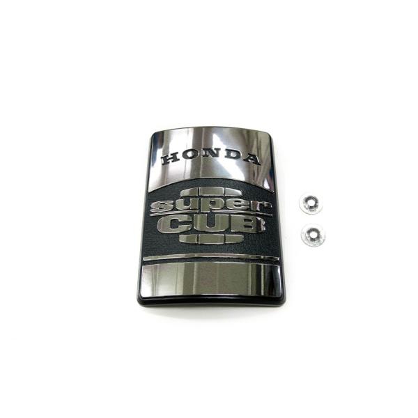 フロントトップカバーエンブレム Bです。カバー裏側からスピードナットで固定して取り付けます。※ホンダ純正部品※エンブレム1個、スピードナット2個の価格です※スーパーカブ（C50型/AA01型/C70型/HA02型）専用（カスタム除く）※リト...