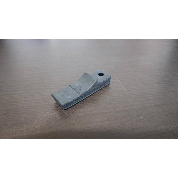 サイドスタンドラバーです。CT125ハンターカブや、スーパーカブC125等の一部のモデルを除き、大抵のカブシリーズに適合します。サイドスタンド接地の際のグリップ感が薄くなったり、ゴムがチビれてきた際は交換推奨です。※ホンダ純正部品※ボルトや...