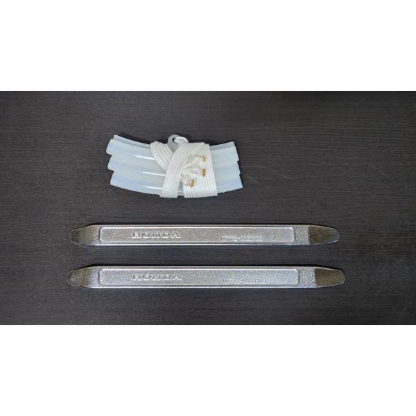 ホンダ純正工具のタイヤレバーです！タイヤ交換に必須な工具。タイヤレバー2本とリムプロテクターがついたセットになります。レバー単品だと2541円(税込)ですが、こちらのセットは2904円(税込)となぜか単品とさほど価格が変わりません。謎です。...