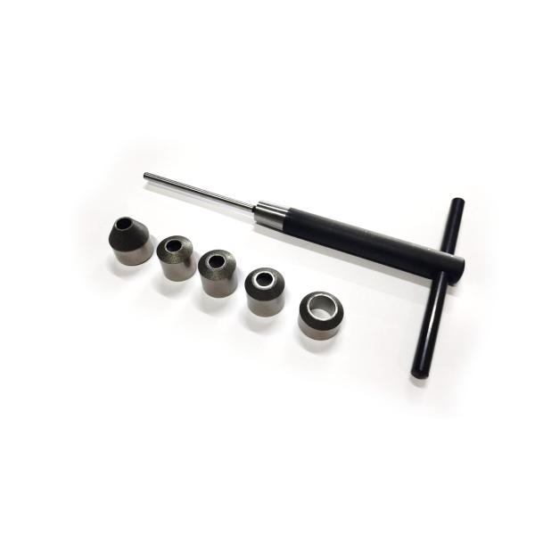 ホンダ純正工具、バルブシートカッターのセットです。荒れたバルブシート面を整えたり、新品バルブガイドを打ち込んだ際の調整用に必須の工具となります。海外製の安価なシートカッター(ダイヤモンドカッター)は見かけますが、精度が悪く何時まで経ってもシ...