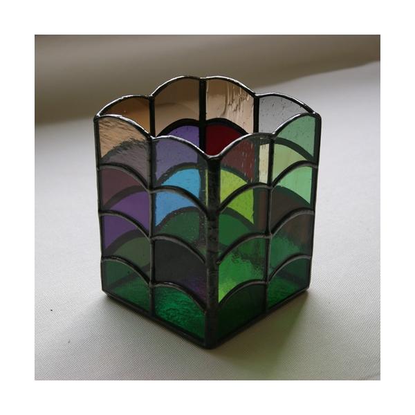 多種のアンティークガラスを使った、32ピースカットの多用途小物入れ。A、B、C共、多色使いの為、色の表示が不可能です。クリアーなアンティークガラスの優しい色合いを、感じて頂けたら嬉しいです。ガラス代無しで制作した、３点のみの小物入れ。サイズ...