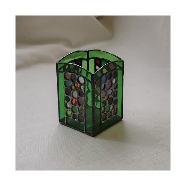 ステンドグラスの小物ですが、1つ1つガラスをカットして作り上げた、当店オリジナルの商品です。鉛筆立てとして主に作った物ですが、中に小さな瓶を入れて花を生けたり、ロウソクを入れてキャンドルホルダーとしてもお使い頂けます。枠組みにグリーンガラス...