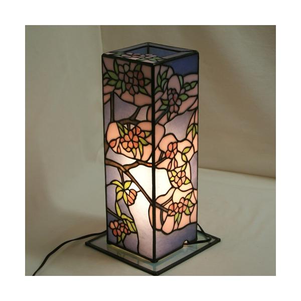 ステンドグラスで桜を表現するのは難しくて、敬遠していました。あの大きな木をどう表現しよう？、丸くなる花の塊は？、花一輪なら簡単だけど・・。桜は花ばかりでは無く、この時とばかり装う木肌が、桜の木として愛され続けています。この春、桜の季節を肌で...