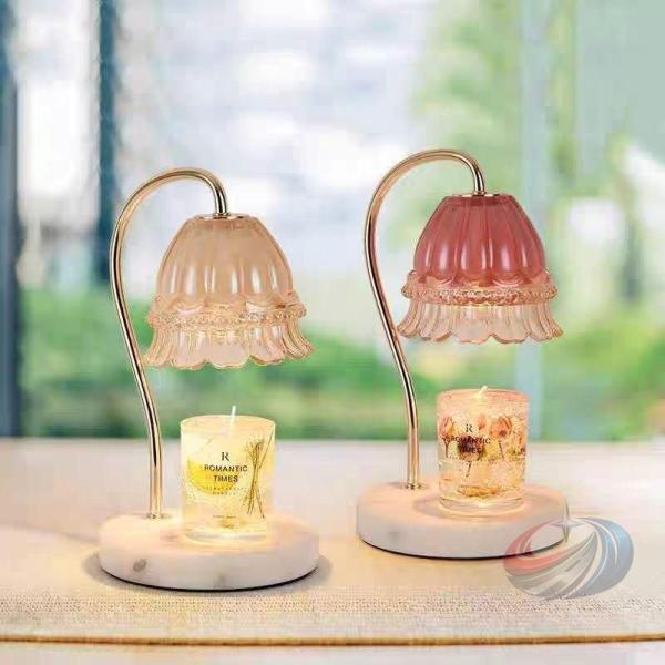 【セット内容】ランプ*1台（スイッチ付き）、電球*2個アロマキャンドルは別売りです。本体サイズ：約15×15×34cm消費電力：35-50W【大理石の台座がお部屋に高級感をプラス】台座となるパーツに大理石を採用したキャンドルウォーマー。上品...