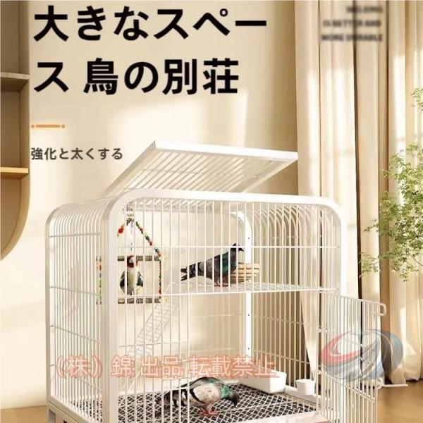 衝撃に強い金網素材で作られており、耐久性があり長持ちします。鳥かごは、広々とした空間で鳥が快適に過ごせる大型バードゲージです。ルームエリアを分けられるため、複数の鳥を飼っている方に最適なインコケージです。鳥かごの下に設置されたローラーにより...
