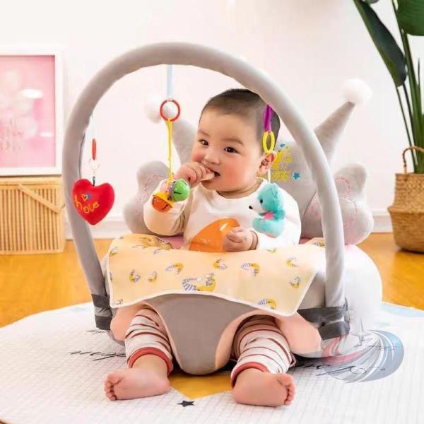 かわいいベビーお座り練習ソファチェア。寝る前のミルクタイム?食事や遊びなど幅広いシーンで活躍します。ふわふわ柔らい素材で座り心地も良いです。ソファーなので怪我の心配が無いので安心してつかえます！カラフルな色展開?お祝いやプレゼント用にもおす...