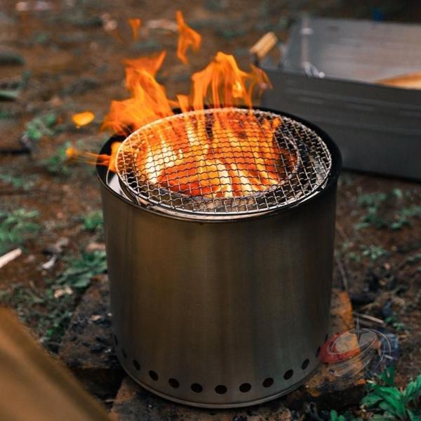 【商品説明】二次燃焼効果が高い為、通常燃焼時に起こりがちな白煙なども燃やし切り、煙が出にくく、火力も強い構造となっています【仕様(スペック)】33×34cm(外径×高さ）燃焼部サイズ：17×23cm(口径×深さ)収納サイズ35×35cmゴト...