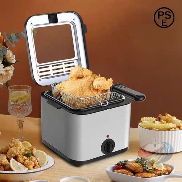 簡単便利に揚げ物が♪電気フライヤーです。パワーランプ付きなので油の温度がバッチリ♪フタに一工夫。溝があるのでバスケットを沈めたままフタが出来る！油が散らずお手入れが簡単に。揚げ具合がわかる小窓が付いているので開ける必要がありません！ふちにバ...