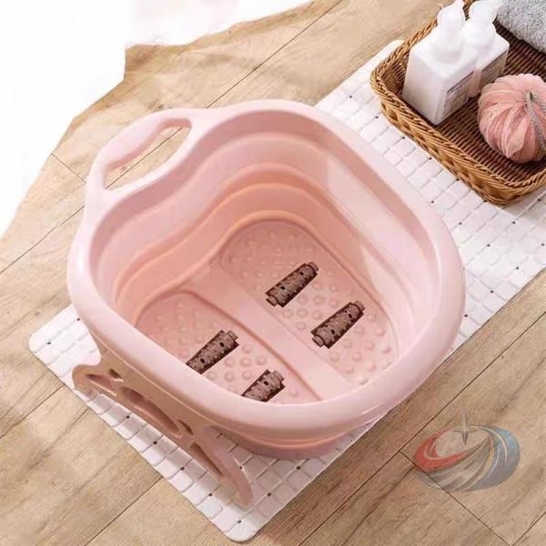 ?【折りたたみ式足湯】厚さ7cmコンパクトに折たためて移動や収納も楽々。取っ手付きの折り畳み式で介護の方や高齢者の持つ運びもとっても楽々。拡大サイズ：40 x 50 x 22cm 折りたたみサイズ：40 x 50 x 7cm?【安全な素材】...