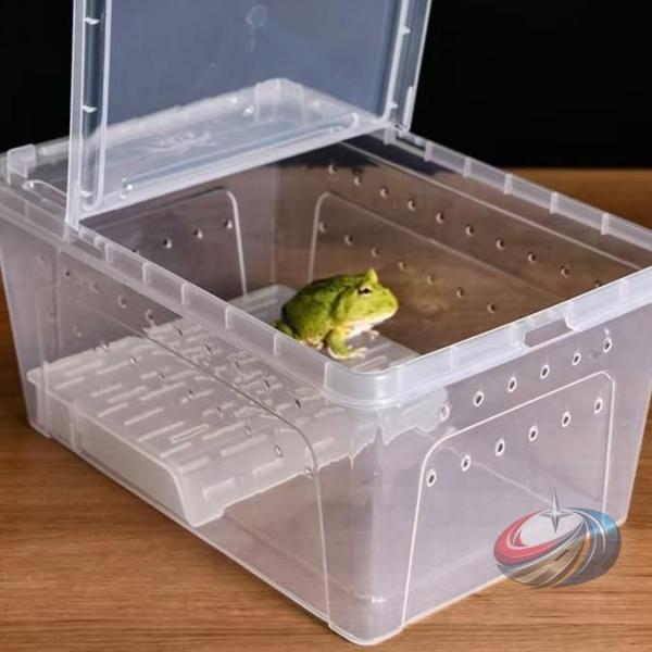 両生類?爬虫類用の飼育ケージです。日向ぼっこや休憩などで活躍する浮島付きデザインです◎シンプルなので、お手入れもしやすいですね?【サイズについて】画像をご参照ください。【素材について】PP