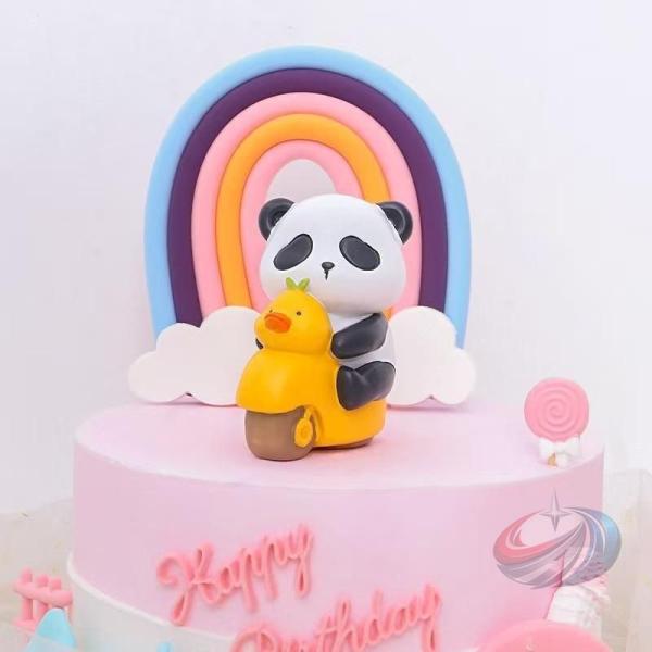 かわいい自転車に乗ったパンダの置き物！ケーキトッパーとして華やかなパーティーを演出！インテリアやガーデニングのアクセサリーとしても活用可能！玄関やリビングなどのインテリアに最適です。パンダ好きの方へのプレゼントにもおすすめ！ユニークで笑顔に...