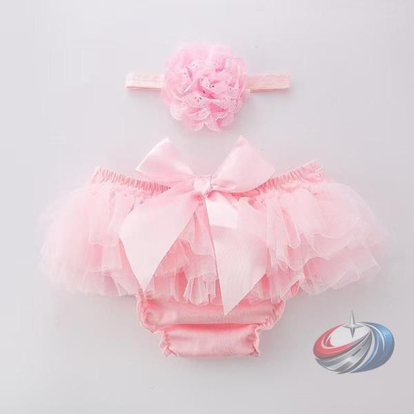 ベビーちゃん向けのサテンのリボンがかわいいフリフリシフォンブルマが登場です。こんなかわいいショートパンツ（オーバーパンツ）はめずらしいですよ♪たっぷりボリュームのフリル！肌触りもとってもよいから、履き心地も抜群です！！Mサイズは （9-18...