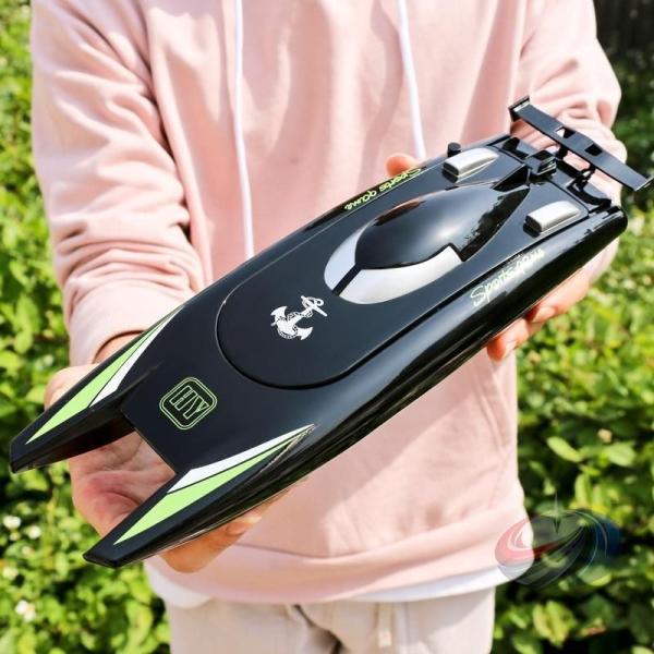 【高速RCボート】ダブルモーターを搭載し、最大速度25km/hに達します。スイミングプール、池、川、湖に適しています。少しエキサイティングなカーレースでも、プールで友達ともっと楽しんでください。【2.4GHZ無線コントローラー】無線コントロ...