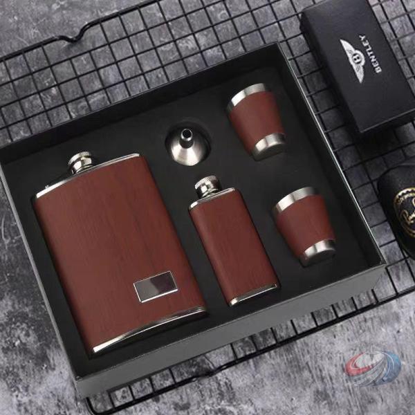 ● 容量：9オンス● 寸法：15.1 Cm X 8.3 Cm X 2.1 Cm● 素材：ステンレススチール+レザーケース、100％漏れ防止● 2つのフラスコ（大きなヒップフラスコ：9オンス、小さなヒップフラスコ：2オンス）、2つのステンレス...