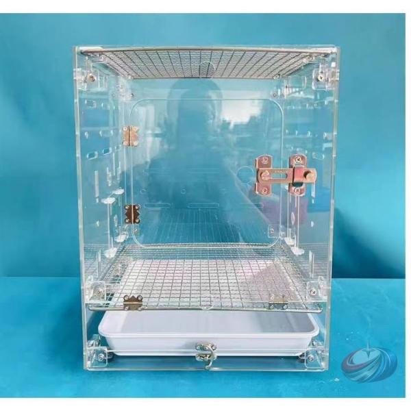 小型、中型、大型の3種類のサイズから選ぶことができます。鳥の種類や大きさに合わせてお選びください。安全で耐久性があり、清潔で管理が便利なアクリル鳥かご。鳥を傷つける心配がありません。臭いや錆びがないので、いつでも快適な環境を提供します。環境...