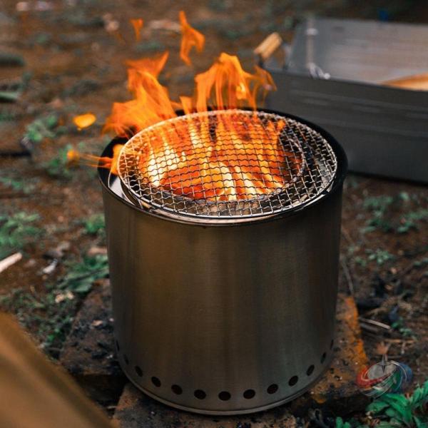 【商品説明】二次燃焼効果が高い為、通常燃焼時に起こりがちな白煙なども燃やし切り、煙が出にくく、火力も強い構造となっています【仕様(スペック)】33×34cm(外径×高さ）燃焼部サイズ：17×23cm(口径×深さ)収納サイズ35×35cmゴト...