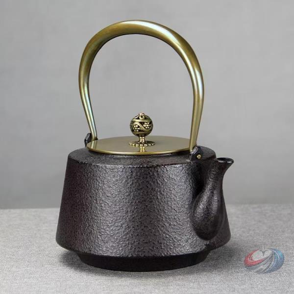 素材：鉄    容量：約1.2Lガス、 電気コンロ、炭火、IH調理器対応できます。 新品鉄 瓶の使い始め 鉄瓶内部を軽くすすいで水を八分目ほど入 れて、お茶の葉を茶さじ1?2杯程入れ20分ほど煮込んで ください。 中を水ですすいでから、お湯...