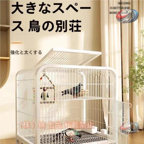 衝撃に強い金網素材で作られており、耐久性があり長持ちします。鳥かごは、広々とした空間で鳥が快適に過ごせる大型バードゲージです。ルームエリアを分けられるため、複数の鳥を飼っている方に最適なインコケージです。鳥かごの下に設置されたローラーにより...