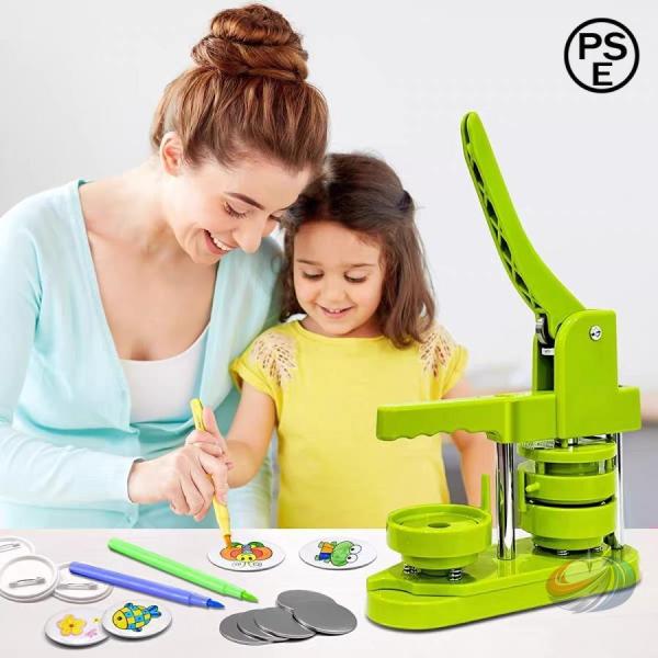 本体サイズ：約幅8×奥行23×高さ21.5cmハンドル長さ：21cm重量：1.35kg（本体のみ）缶バッジサイズ：44mmセット内容：缶バッジマシン本体、缶バッジパーツ(表側)×100、缶バッジパーツ(裏側)×100、バッジフィルム×100...