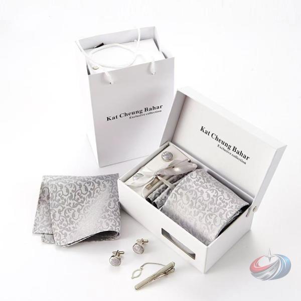 メーカー希望小売価格はメーカーカタログに基づいて掲載しています。  ネクタイ -ネクタイピン -ポケットチーフ -カフスボタンがセットになった4点セット ネクタイ -ネクタイピン -ポケットチーフ -カフスボタンがセットになったとてもお得な...