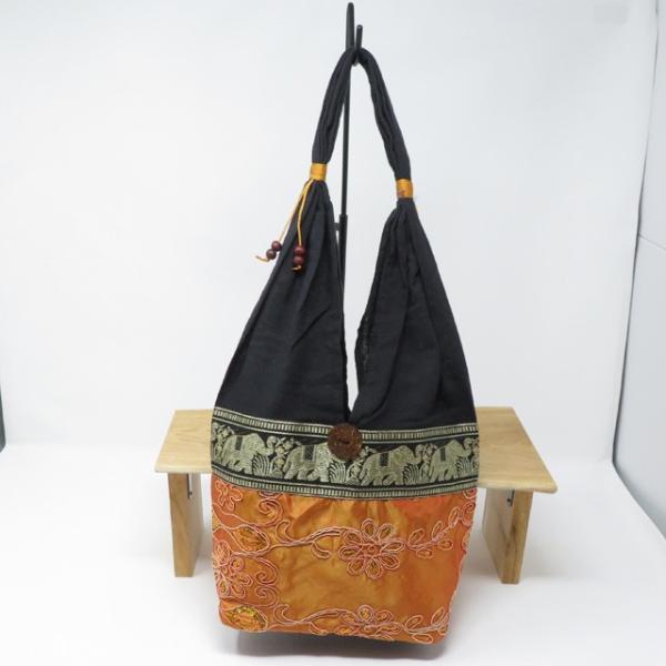 商品コード：NMDC2003商品名：コットンバッグ　小　茶オレンジ黒　タイプ３商品タイプ：バッグ輸入国：マレーシアサイズ：約18cm（手持ち部分含む約46cm）cm＊　約26cm（横幅　底　約18cm）　約8cm（マチ)材質：コットンキズ色...