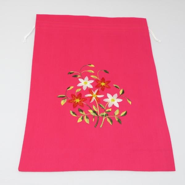 商品コード：NVDC2256商品名：かわいい刺繍入　巾着袋　濃ピンク　花柄　タイプ２商品タイプ：小物いれ輸入国：ベトナムサイズ：37cm＊28cm材質：コットン裏面：無地裏地：無しデザインの可愛いベトナムの刺繍入り巾着袋です。Tシャツ、タオ...