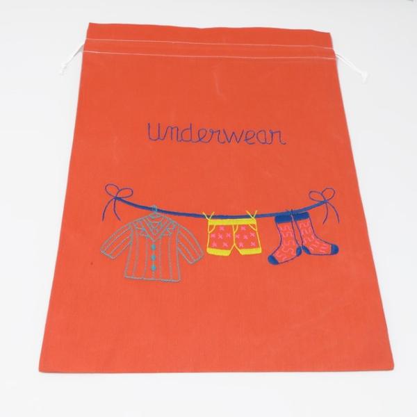 商品コード：nvdc3141商品名：かわいい刺繍入　巾着袋 ベトナム雑貨　濃オレンジ　Underwear Type03商品タイプ：小物いれ輸入国：ベトナムサイズ：37cm＊28cm材質：コットン裏面：無地裏地：無しデザインの可愛いベトナムの...