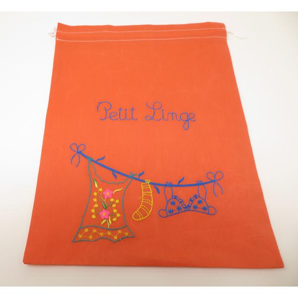 商品コード：nvdc5505商品名：かわいい刺繍入　巾着袋 ベトナム雑貨　オレンジ　デザイン２　PetitLinge　タイプ16商品タイプ：小物いれ輸入国：ベトナムサイズ：37cm＊28cm材質：コットン裏面：無地裏地：無しデザインの可愛い...