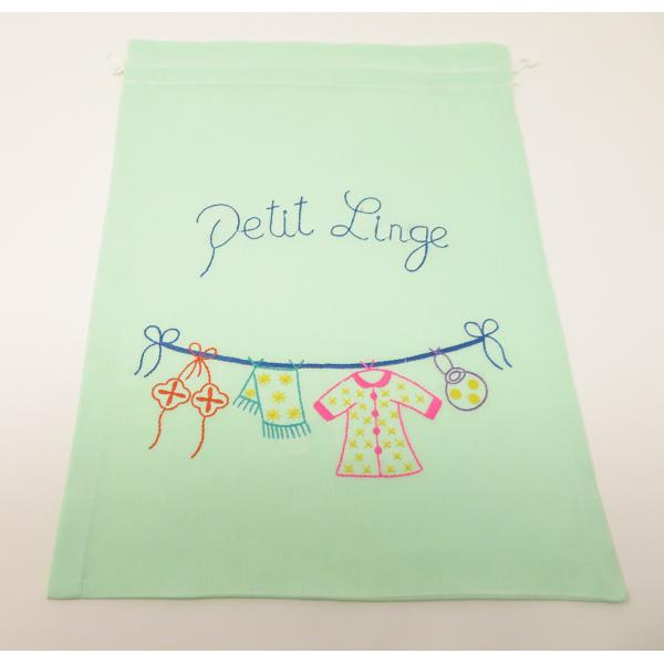 商品コード：NVDC5516商品名：かわいい刺繍入　巾着袋 ベトナム雑貨　ライトグリーン　タイプ２　Petit Linge商品タイプ：小物いれ輸入国：ベトナムサイズ：37cm＊28cm材質：コットン裏面：無地裏地：無しデザインの可愛いベトナ...