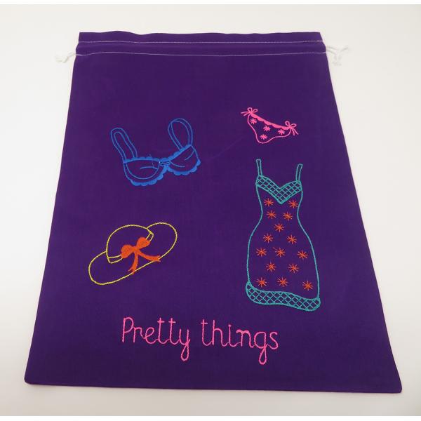 商品コード：nvdc5525商品名：かわいい刺繍入　巾着袋 ベトナム雑貨　パープル　Pretty things商品タイプ：小物いれ輸入国：ベトナムサイズ：37cm＊28cm材質：コットン裏面：無地裏地：無しデザインの可愛いベトナムの刺繍入り...