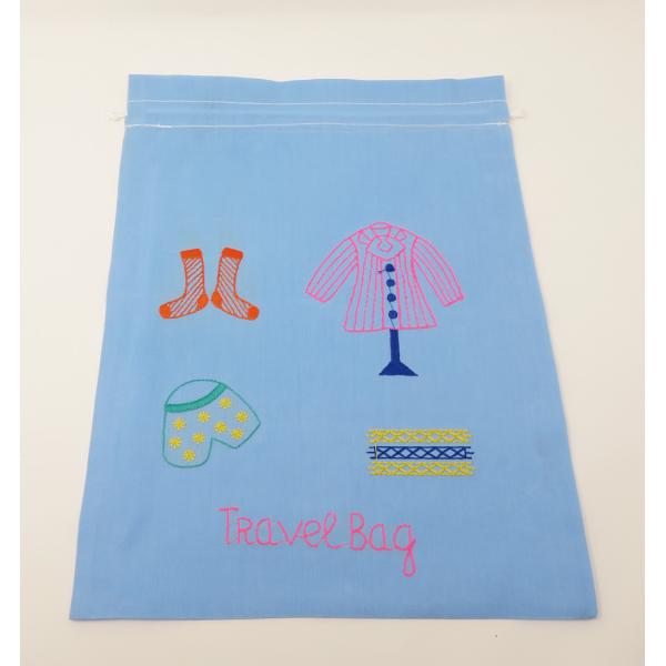 商品コード：NVDC5588商品名：かわいい刺繍入　巾着袋 ベトナム雑貨　水色　TRavel Bag商品タイプ：小物いれ輸入国：ベトナムサイズ：37cm＊28cm材質：コットン裏面：無地裏地：無しデザインの可愛いベトナムの刺繍入り巾着袋です...