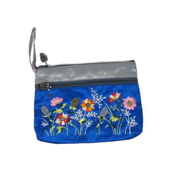 商品コード：nvdd5007商品名：シルク刺繍ビーズ付きポーチ　シルバー・青　ビーズ：黒商品タイプ：小物入れ輸入国：ベトナムサイズ：約14cm×約19cmデザインの可愛いシルク刺繍ポーチです。小さめなのでカバンの中で小物いれとして便利です。...