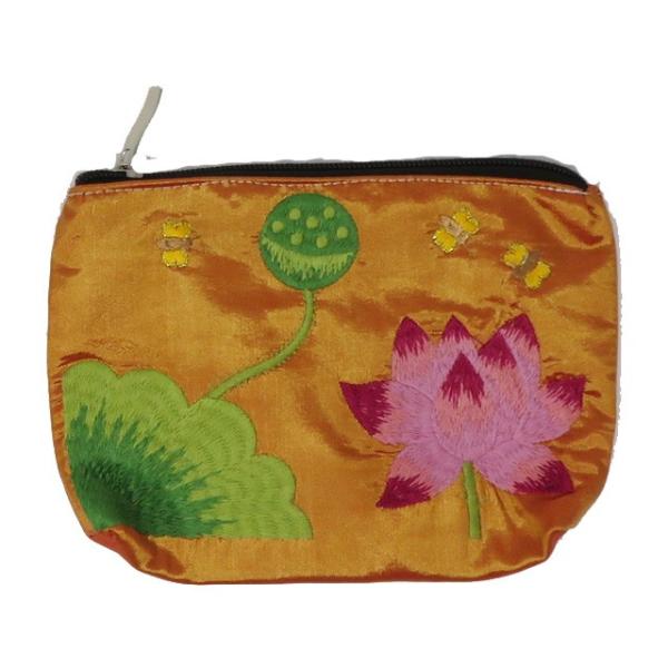 商品コード：nvdd5040商品名：シルク刺繍ポーチ　かわいい大きな刺繍　マチ付き　オレンジ商品タイプ：小物入れ輸入国：ベトナムサイズ：約17cm×約11.5cm　マチ：2.5cmデザインの可愛いシルク刺繍ポーチです。小さめなのでカバンの中...