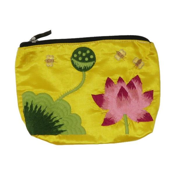 商品コード：nvdd5042商品名：シルク刺繍ポーチ　かわいい大きな刺繍　マチ付き　イエロー商品タイプ：小物入れ輸入国：ベトナムサイズ：約17cm×約11.5cm　マチ：2.5cmデザインの可愛いシルク刺繍ポーチです。小さめなのでカバンの中...