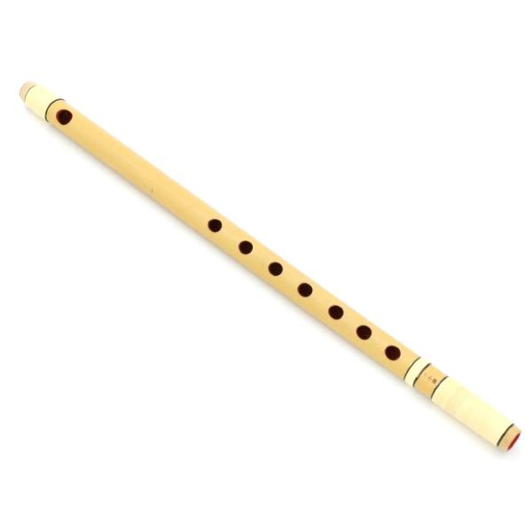 伝統的な木管楽器で、お囃子用・古典調と呼ばれる篠笛でございます。素材は竹製で、内側は赤のカシュー塗り、外側は竹に直接籐を巻いた籐巻きになっております。こちらの篠笛は穴の数が七つでございます。またドレミ調に調律されておりませんので、ご注意下さ...