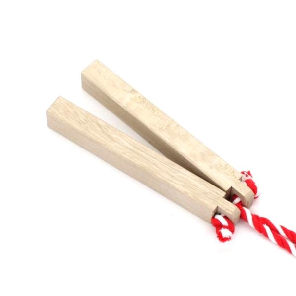 こちらの拍子木は小さいサイズになりますので、お子様が首に掛けてのご使用になります。●サイズ　拍子木 長さ21cm 太3,5cmX2,5cm●素材　　拍子木は樫製 紐はアクリル製●日本製お祭り お神輿 お子様用 子供用 ミニチュア 小物 さい...