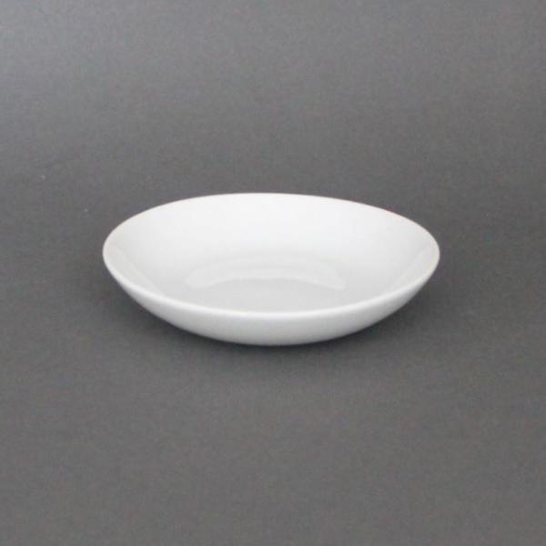 祭礼の時の神酒所等で使用します。お米やお塩を入れて、お供えします。販売単位は1枚になります。・サイズ：直径約18cm・素材　：陶器製※4枚目の画像に載っております三方・徳利・水玉は附属しておりません。皿の使用例ですので、ご了承下さい。