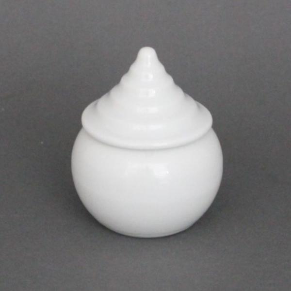 大きめの神棚にお供えする場合にお使いいただくお水入れです。お水を入れて、お供えします。販売単位は1個になります。・サイズ：高さ約9,1cm 横幅約7,5cm・素材　：陶器製※4枚目の画像に載っております三方・徳利・皿は附属しておりません。水...