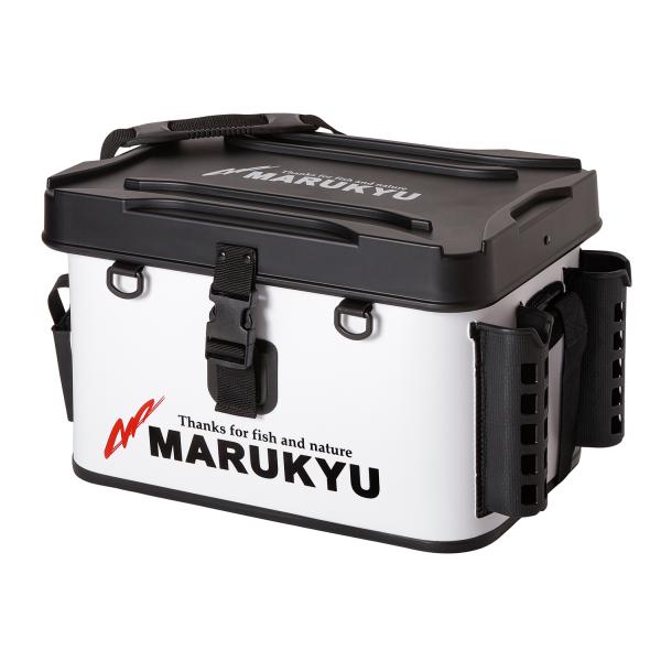 マルキユーの誇る高性能素材『P-EVA』で、優れた強度と耐久性を備えたタックルバッグです。上部からの均一な圧力で100kg以上を実現しました。（実測値であり、保証値ではございません。）正面には汎用性の高いDカンを2個、側面には外付けのプライ...