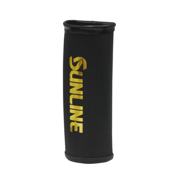 開口部の幅がしっかりあるので、小型から大型カップまで使用できます。ショートフックを活かしてタックルバッグの内側での長物入れにも使用できます。高級感を演出する金箔押しを採用。