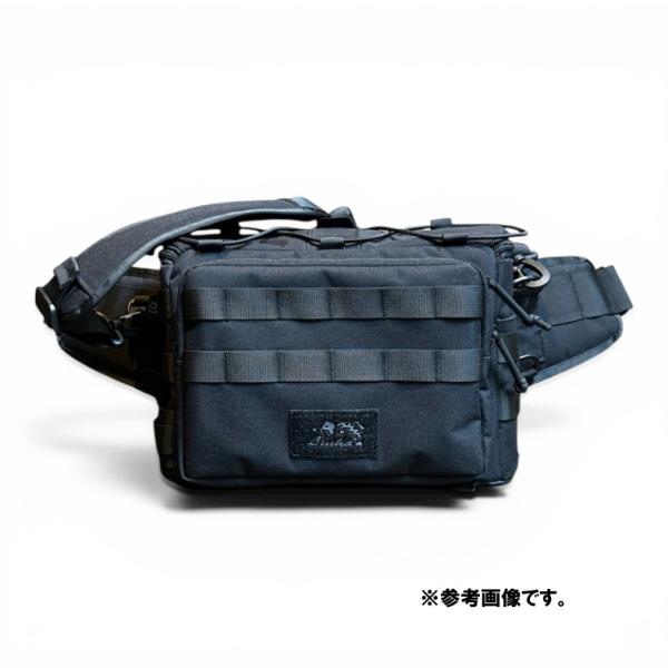 製品特徴：(1)開口部にマグネット式バックル（フィドロック）を採用(2)メインポケットにVS3020を3個収納可能、前面サブポケットにもVS3010を収納可能(3)底部に洋服やタオル等を固定するバンジーコードを装備(4)本体左側面に2点固定...