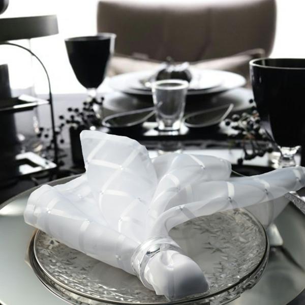 ナプキンをモダンにおしゃれに演出するアクリル製のオーロラリング4個セット。テーブルコーディネートに華やかさをプラスし、特別な食事やパーティーの場を彩ります。アクリル素材なので、軽くて割れにくく、持ち運びも簡単。ナプキンを留めるだけでなく、卓...