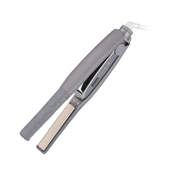 【髪すべりがなめらかなシルクコーティング(TM)プレートを搭載。髪の水分の蒸発を抑制することで、髪のうるおいを守り、ヘアカラーの退色を低減します。指先感覚を実現する15mm幅のスリムプレートと、髪の根元】 検索キーワード:テスコム|TESC...