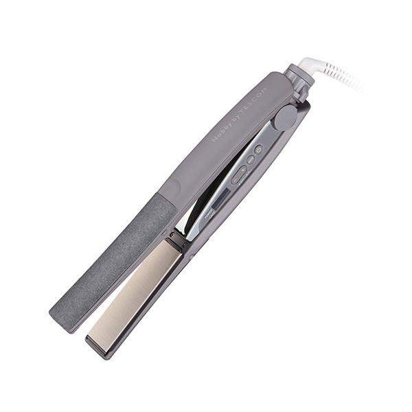 【髪すべりがなめらかなシルクコーティング(TM)プレートを搭載。髪の水分の蒸発を抑制することで、髪のうるおいを守り、ヘアカラーの退色を低減します。最薄部(※)たった11mmと、プロ用ストレートアイロンと】 検索キーワード:テスコム|TESC...